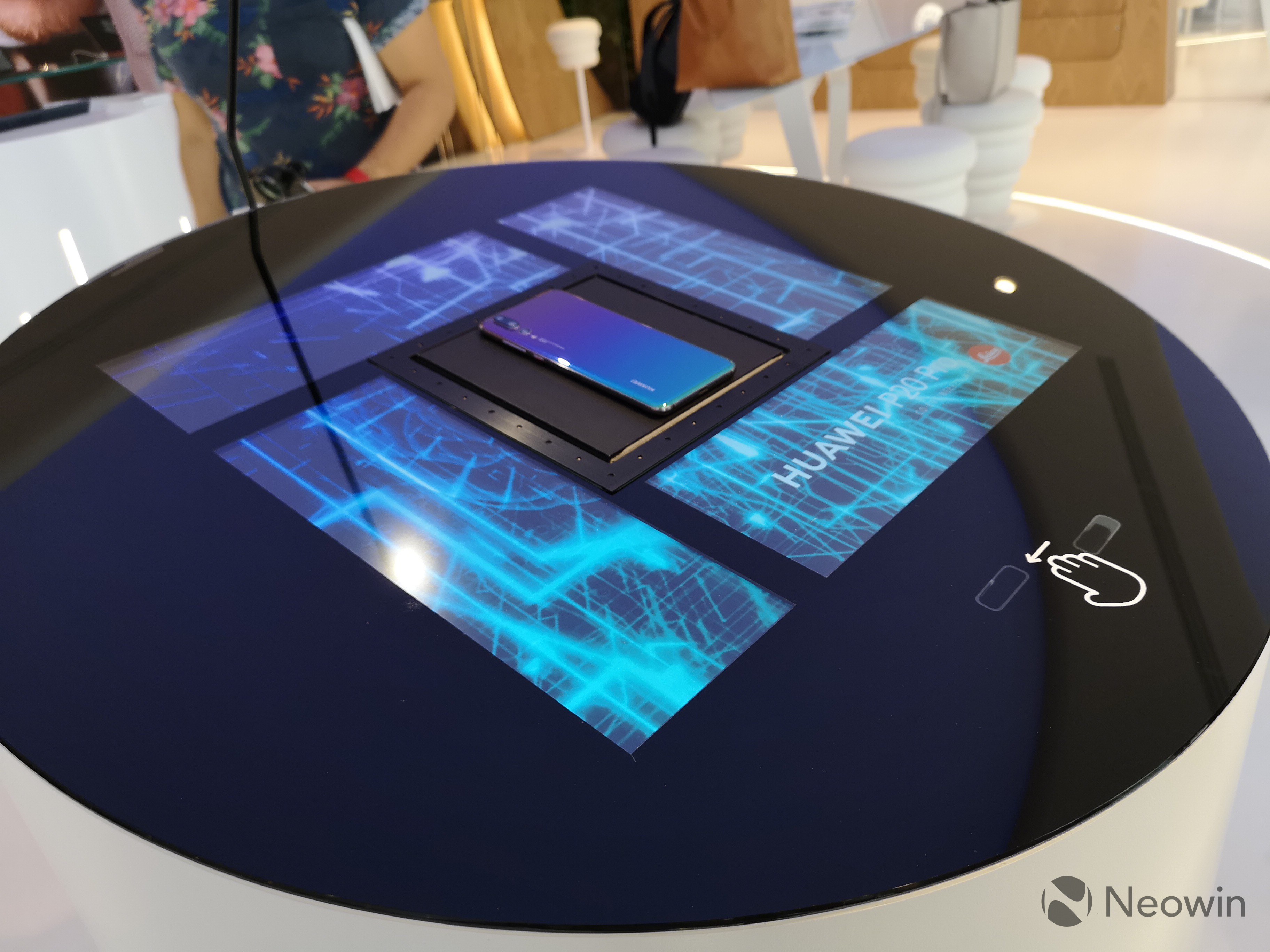 Huawei Europe Tour part 1: Checking out Huawei's flagship store in ...