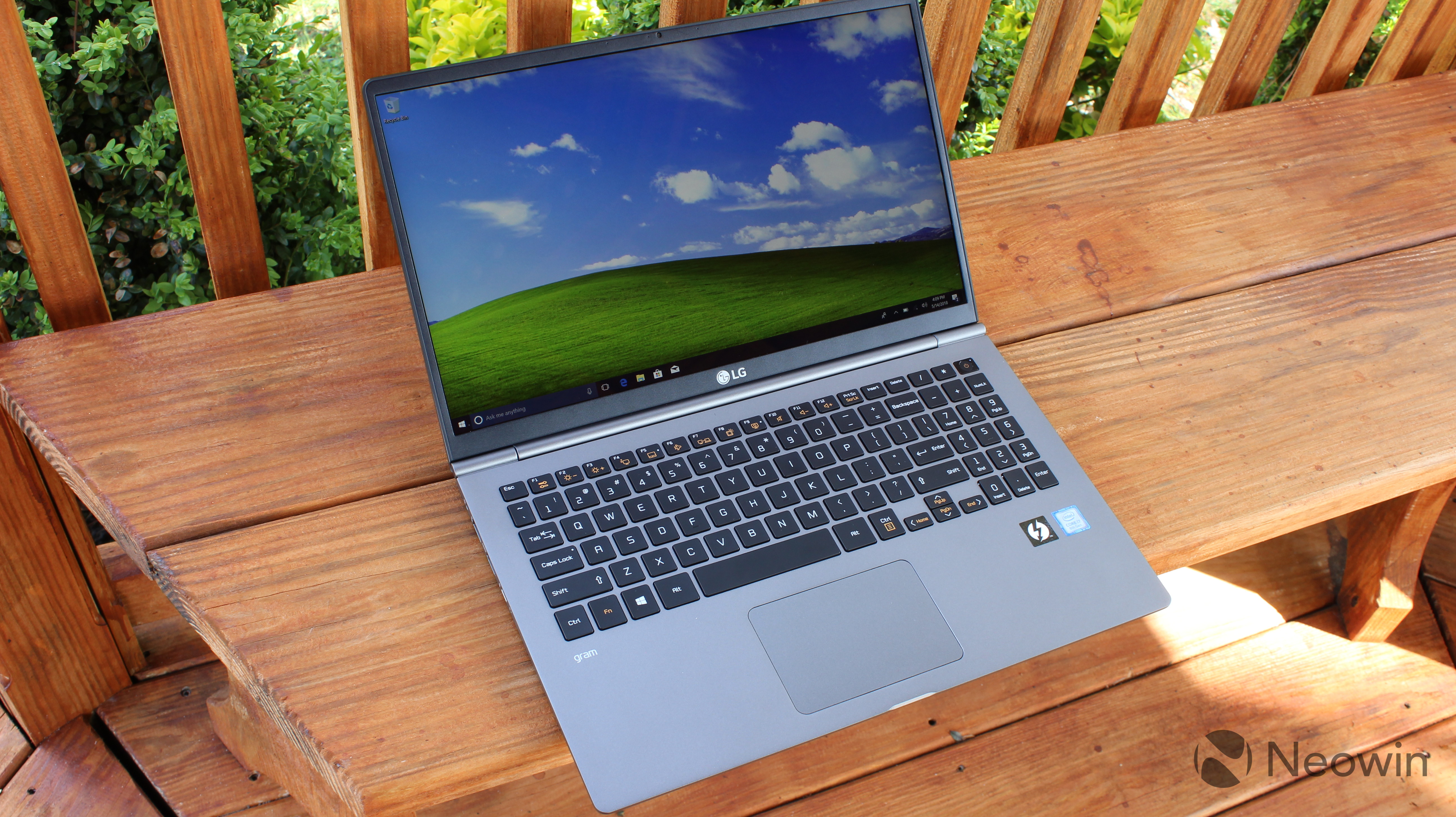 Unboxing LG's super-light Windows 10 laptop, the gram - Neowin