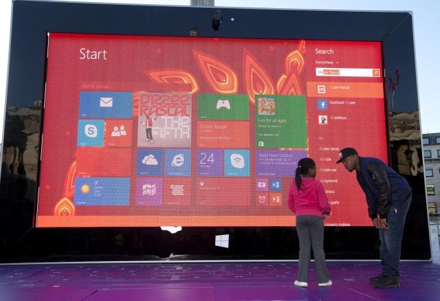 Giant Surface 2 tablet in London took 13 days to make - Neowin